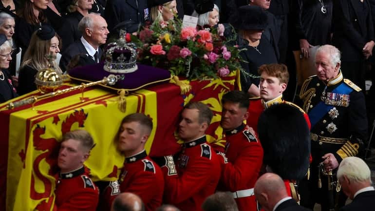 Queen Elizabeth II's Coffin arrives at Westminster Abbey | Zee News
