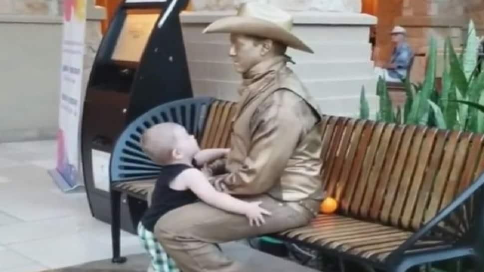 Little kid hugs man acting as statue, here's what happened next- Watch ...