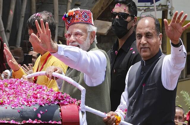 PM Narendra Modi attends Dussehra Rath Yatra | Zee News