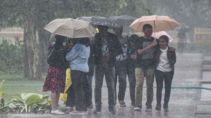 Continuous rainfall causes drop in temperature in Delhi | Zee News