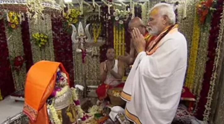 PM Modi in Ujjain: PM Modi reaches Mahakaleshwar temple and offeres prayers | Zee News
