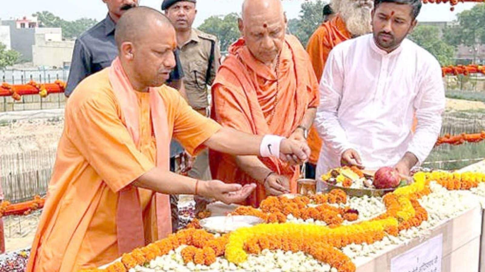 Ayodhya: Yogi Adityanath offers prayers at Hanuman Garhi temple | Zee News