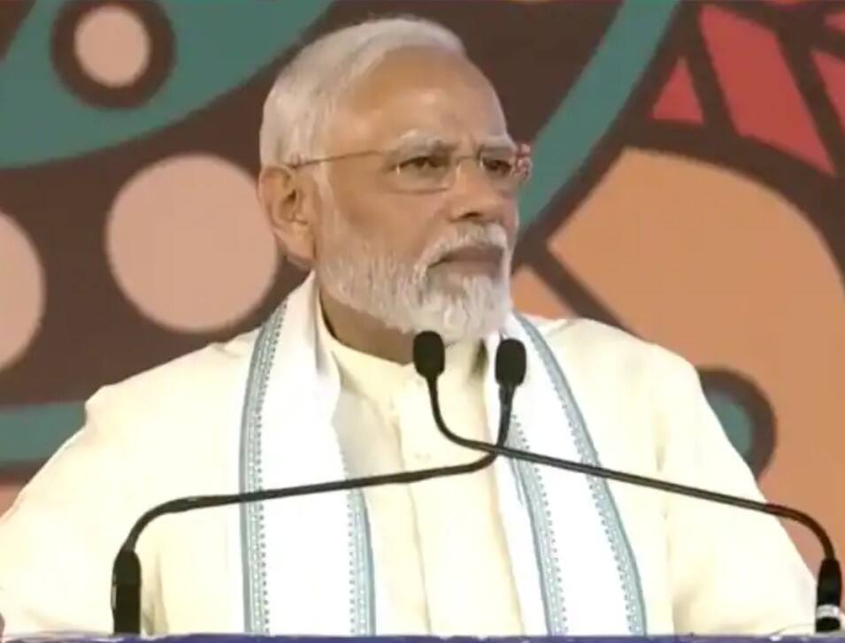 PM Modi gets emotional, says my heart goes out to Morbi bridge collapse ...