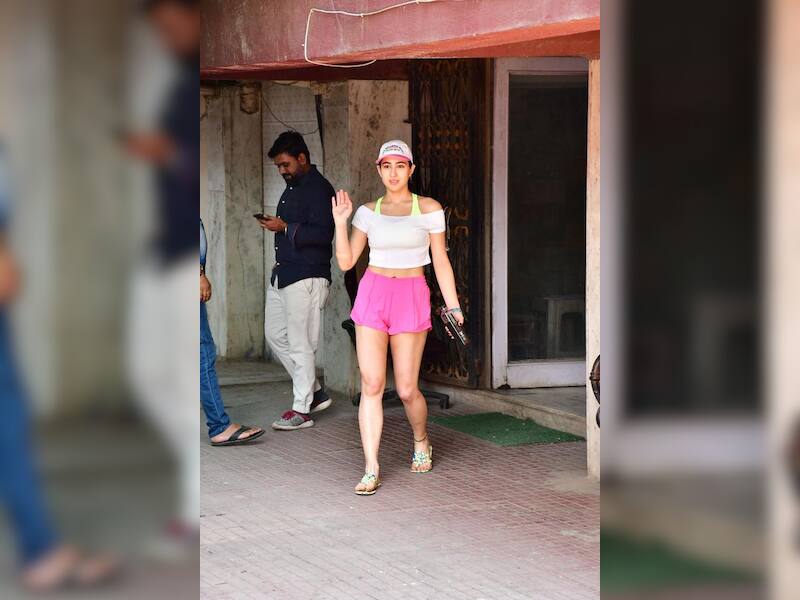 Sara Ali Khan oozes hotness in off-shoulder top and pink shorts as she ...