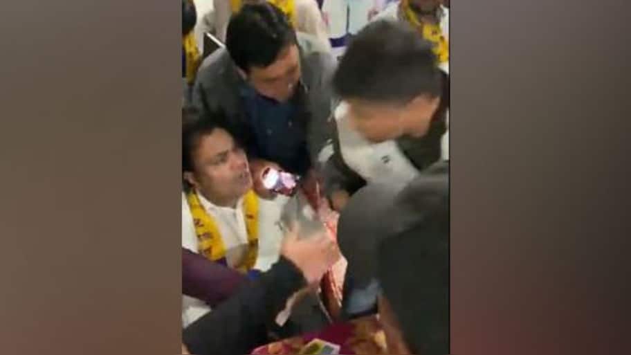 AAP MLA beaten up by party workers for alleged corruption in MCD polls ...