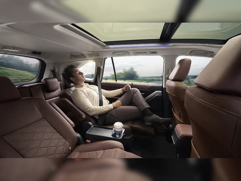 2023 Toyota Innova Hycross officially revealed in India with new design ...