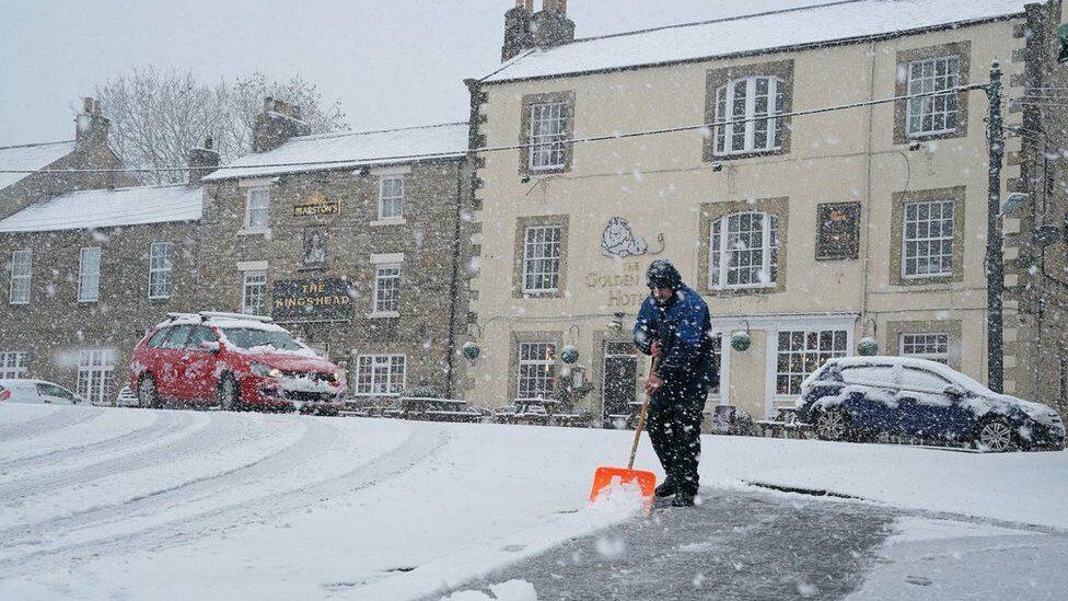Snowfall in Britain: Heavy snow in London, Buckingham Palace, traffic ...