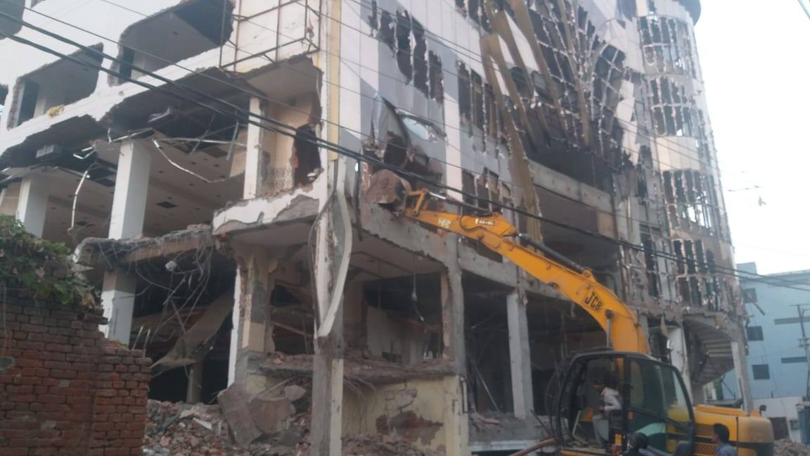 Major accident in Lucknow during demolition of a building | Zee News