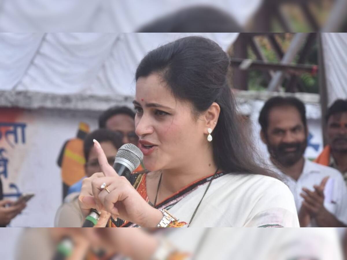 Hanuman Chalisa row: Relief for MP Navneet Rana, MLA husband as court cancels bailable warrants ...