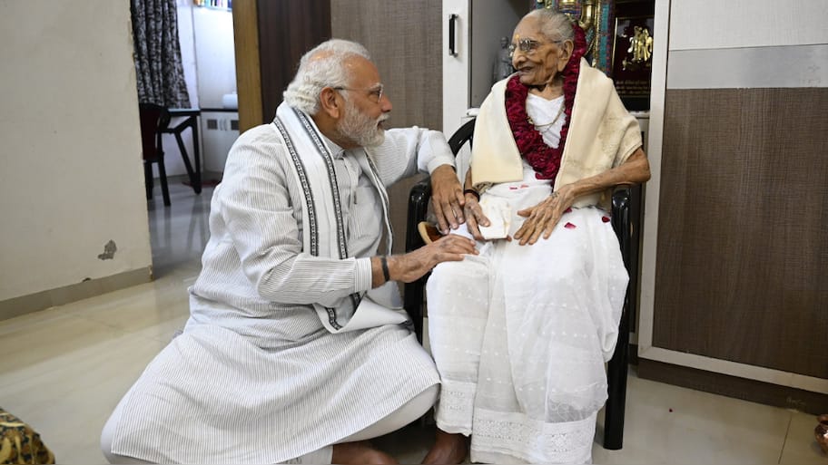 PM Modi's Mother Heeraben Health LIVE Updates: Heeraben Modi's health ...