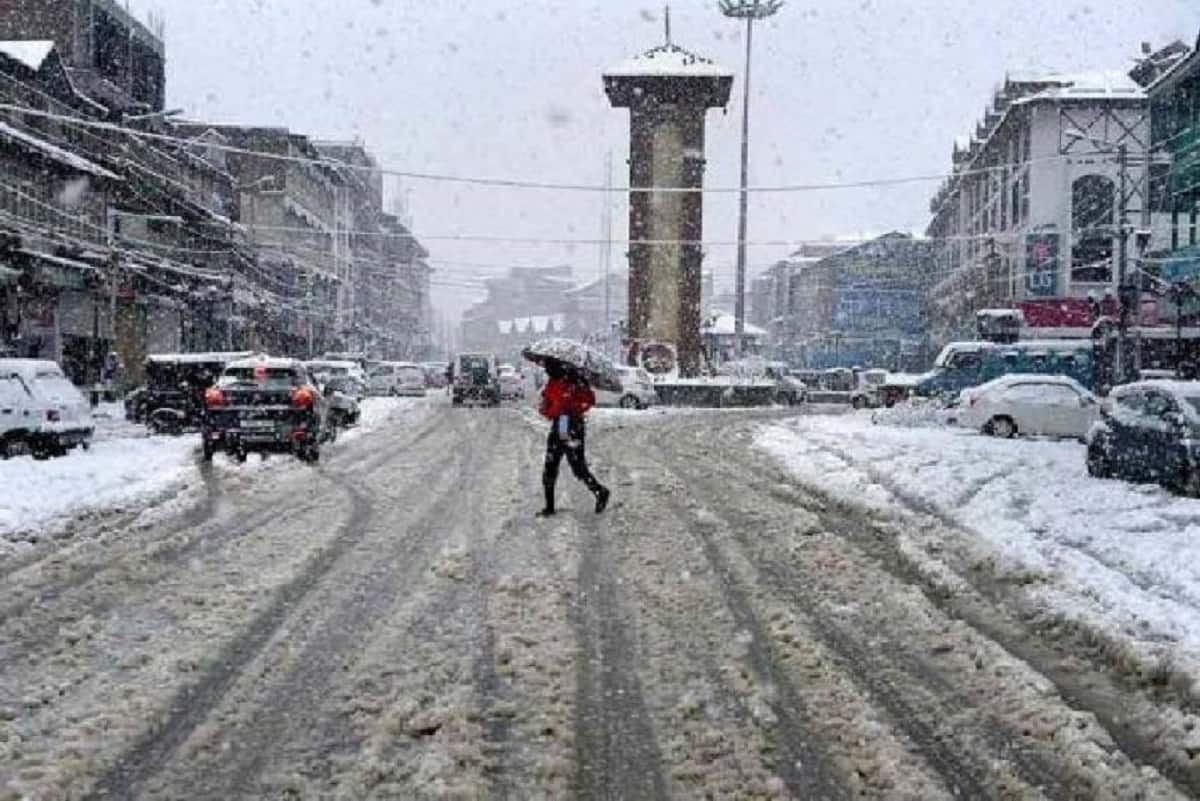 Watch beautiful weather of Jammu Kashmir's Snowfall | Zee News