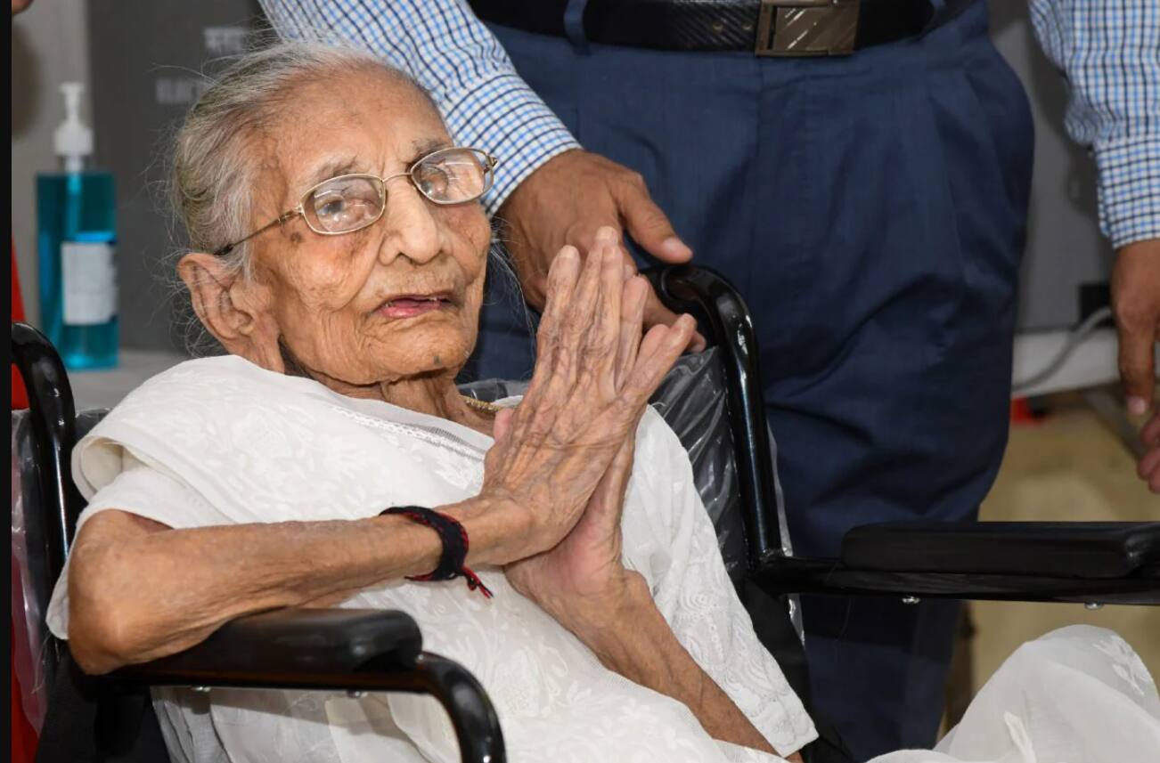 Heeraben Passes Away: Prime Minister Modi arrives for the last rites of ...