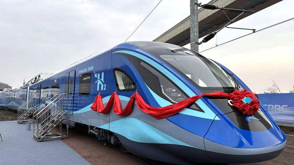 Meet China's first semi high-speed hydrogen train, gets 600 km range ...
