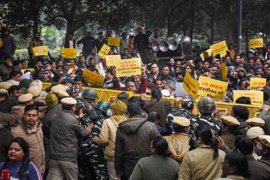 Breaking News: AAP protests in Delhi, siege of LG office | Zee News