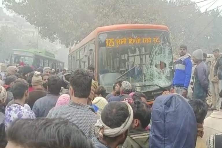 Bus Accident at Karol Bagh's Rohtak Road Due to Break Failure | Zee News