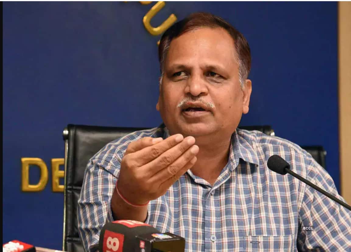 CBI team seizes computer from Manish Sisodia's office in Delhi | Zee News