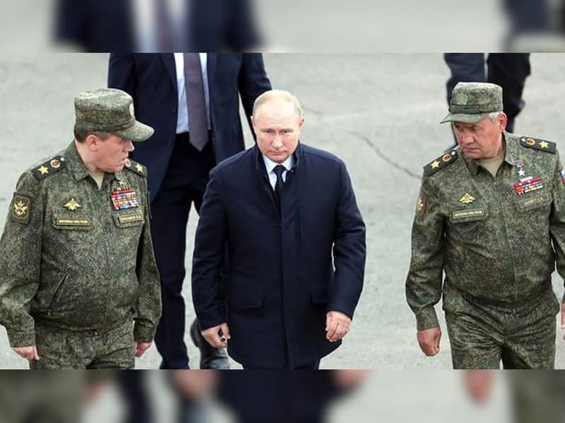 A Killer Walk: Do you Know why Vladimir Putin Locks His Right Hand ...