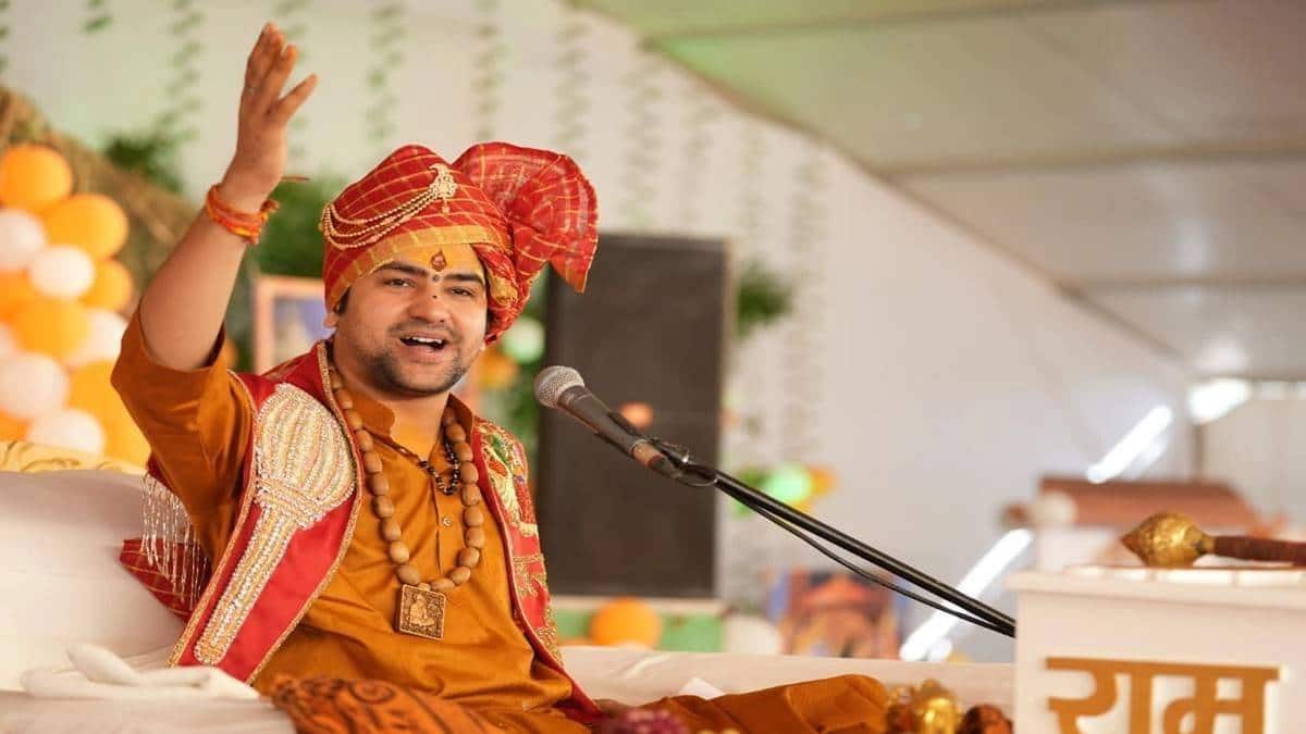 Bageshwar Dham: Dhirendra Shastri showed the miracle of pamphlet in ... Bageshwar Dham: Dhirendra Shastri showed the miracle of pamphlet in ...