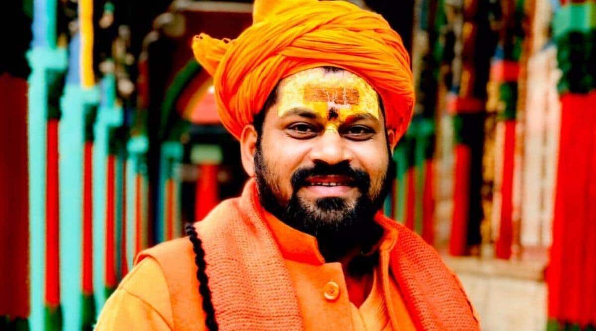 Scuffle between Swami Prasad Maurya and Mahant Raju Das! Listen what Mahant Rajudas said | Zee News