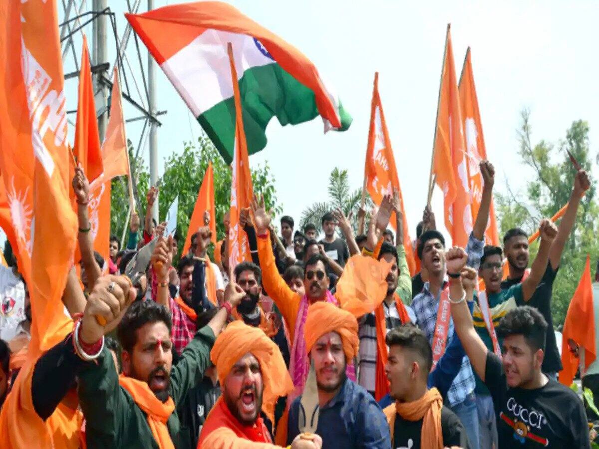 Video of ruckus at mosque in Banda goes viral, crowd chants Jai Shri ...