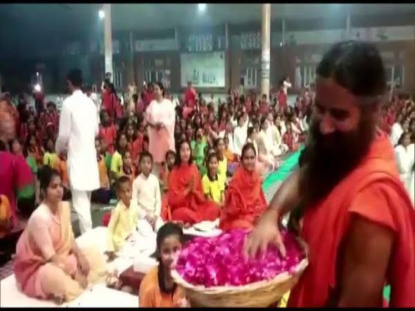 Haridwar: Baba Ramdev celebrates Holi with flowers | Zee News