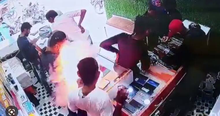 LIVE video of mobile battery explosion in Bilaspur, Chhattisgarh | Zee News