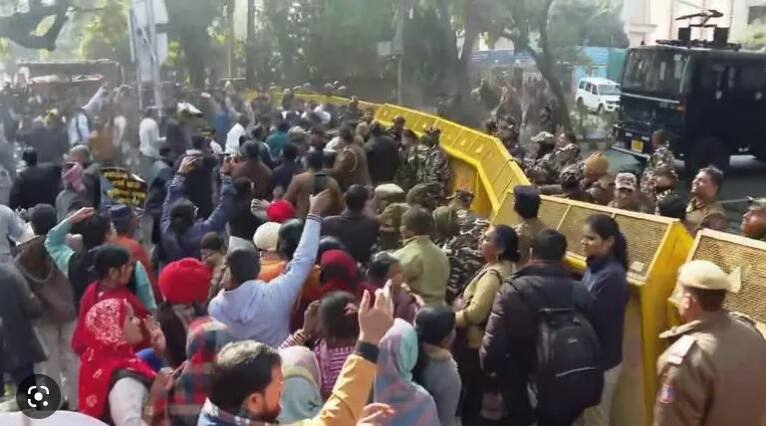 Know situation after Stone Pelting Incident in Shivpur's Howrah | Zee News