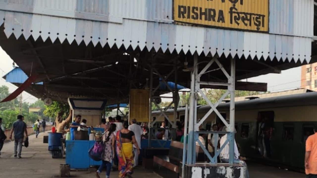 Stone pelting Incident at Rishra Railway Station in West Bengal | Zee News