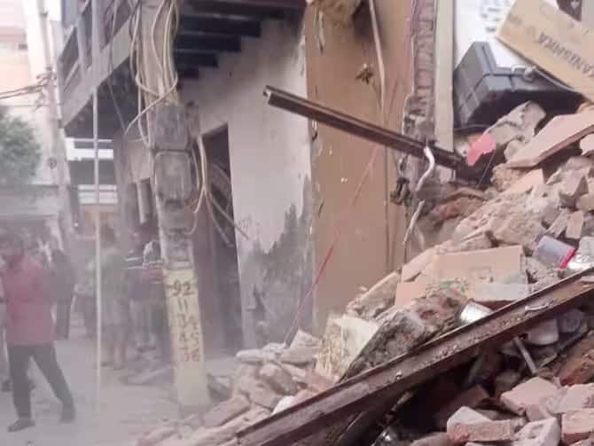 Two buildings collapsed in Delhi's Tagore Garden, rescue operation ...