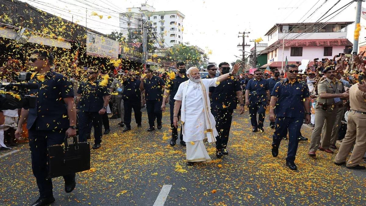 Watch visuals of PM Modi's Road Show from Thiruvanthapuram | Zee News