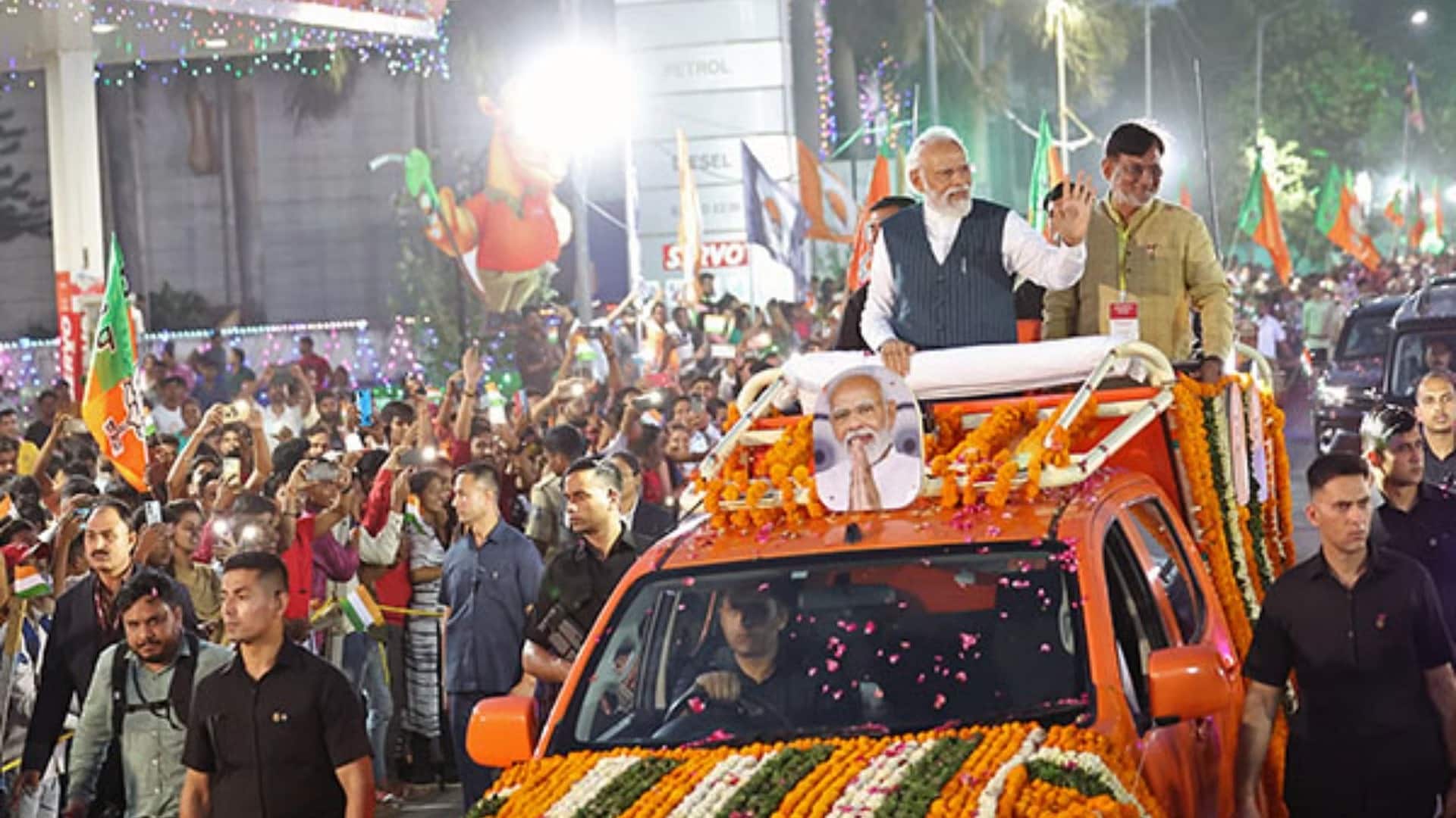 Watch EXCLUSIVE visuals of PM Modi's Mega Road Show in Karnataka | Zee News