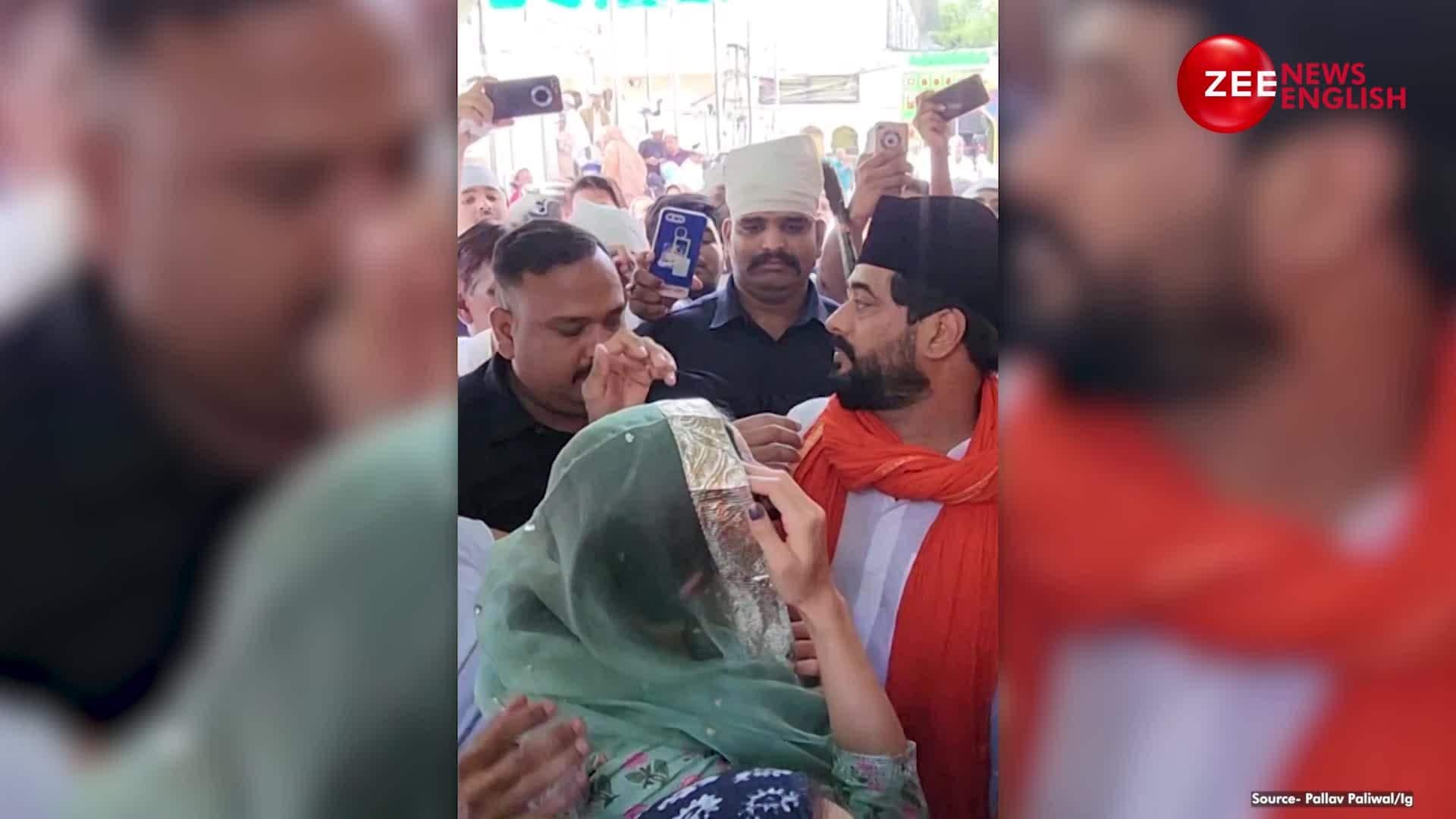 Sara Ali Khan Visits Ajmer Sharif Dargah, Gets Mobbed By The Crowd | Zee News