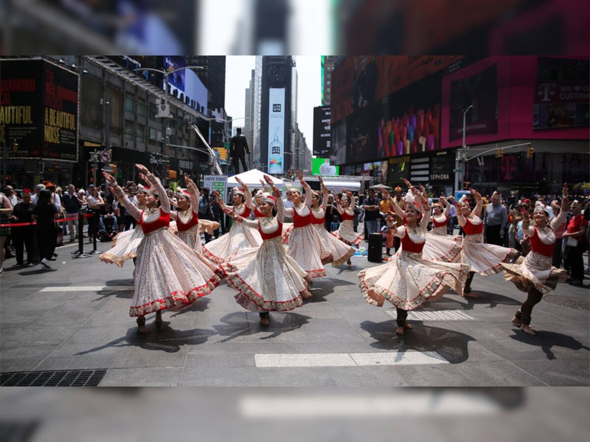 Flash mob celebrating Mughal-E-Azam: The Musical Enthralls Crowd At New ...