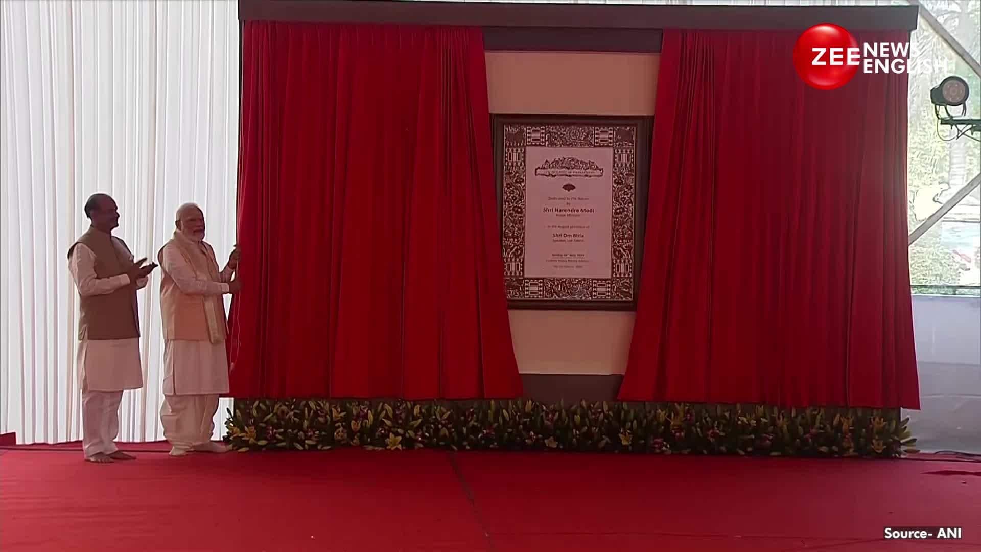 PM Modi Unveils The Plaque To Mark The Inauguration Of The New ...