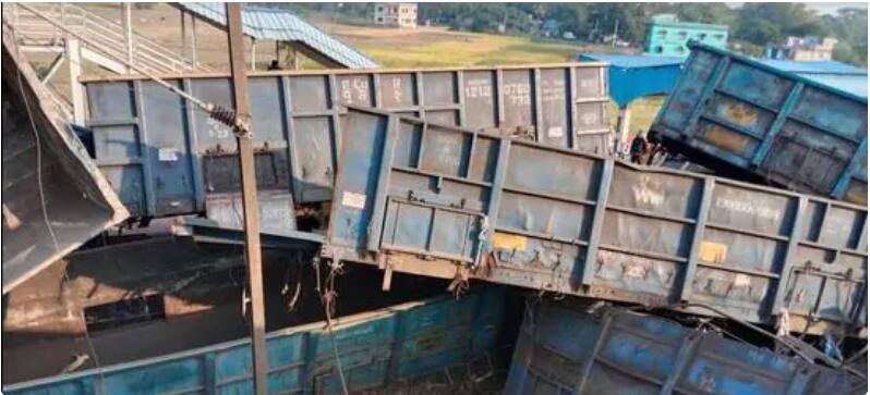Bogies overturned after collision, painful pictures of Odisha train ...