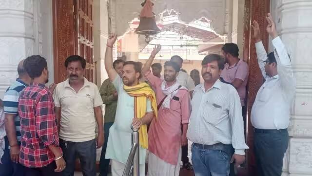 Muslim youth offered Namaz in a temple in Hapur, trying to disturb the ...