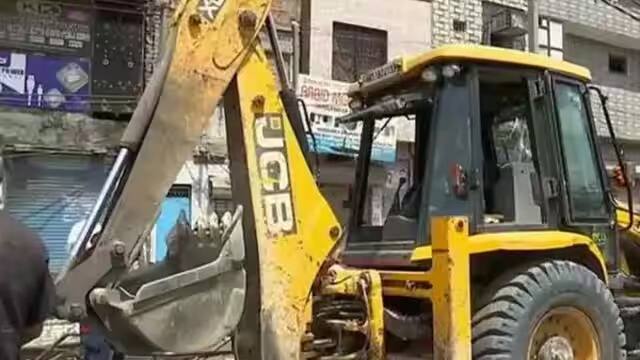 BHOPAL: Bulldozer action on the houses of the goons who dragged the young man with a strap | Zee ...