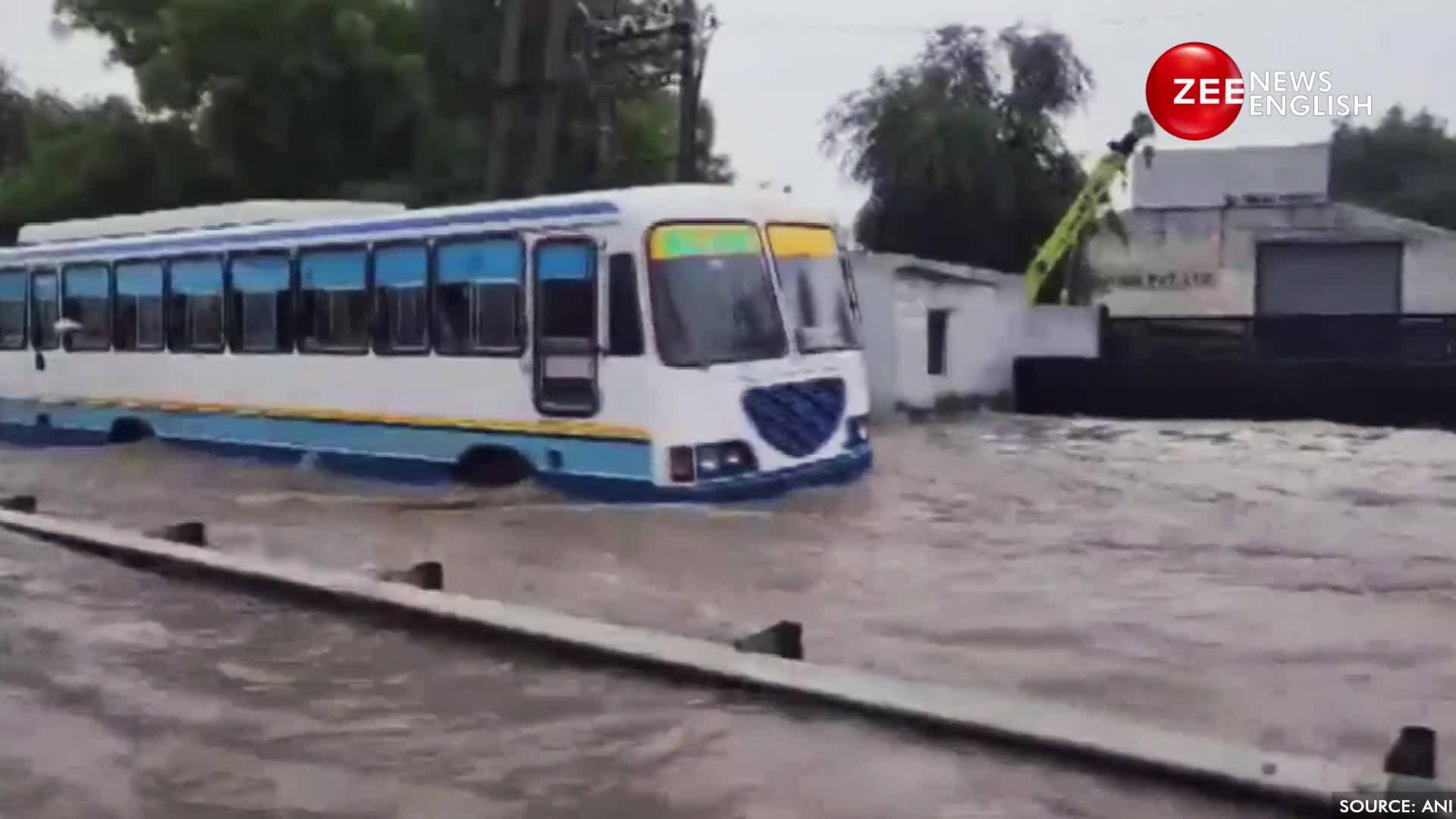 Gurugram waterlogged after heavy rainfall, triggers traffic choas | Zee News
