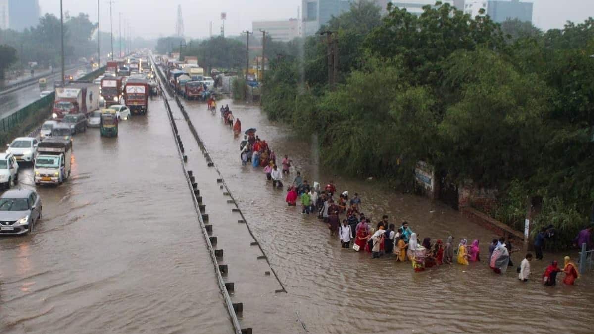 Gurugram submerged in water after 2 hours of rain | Zee News