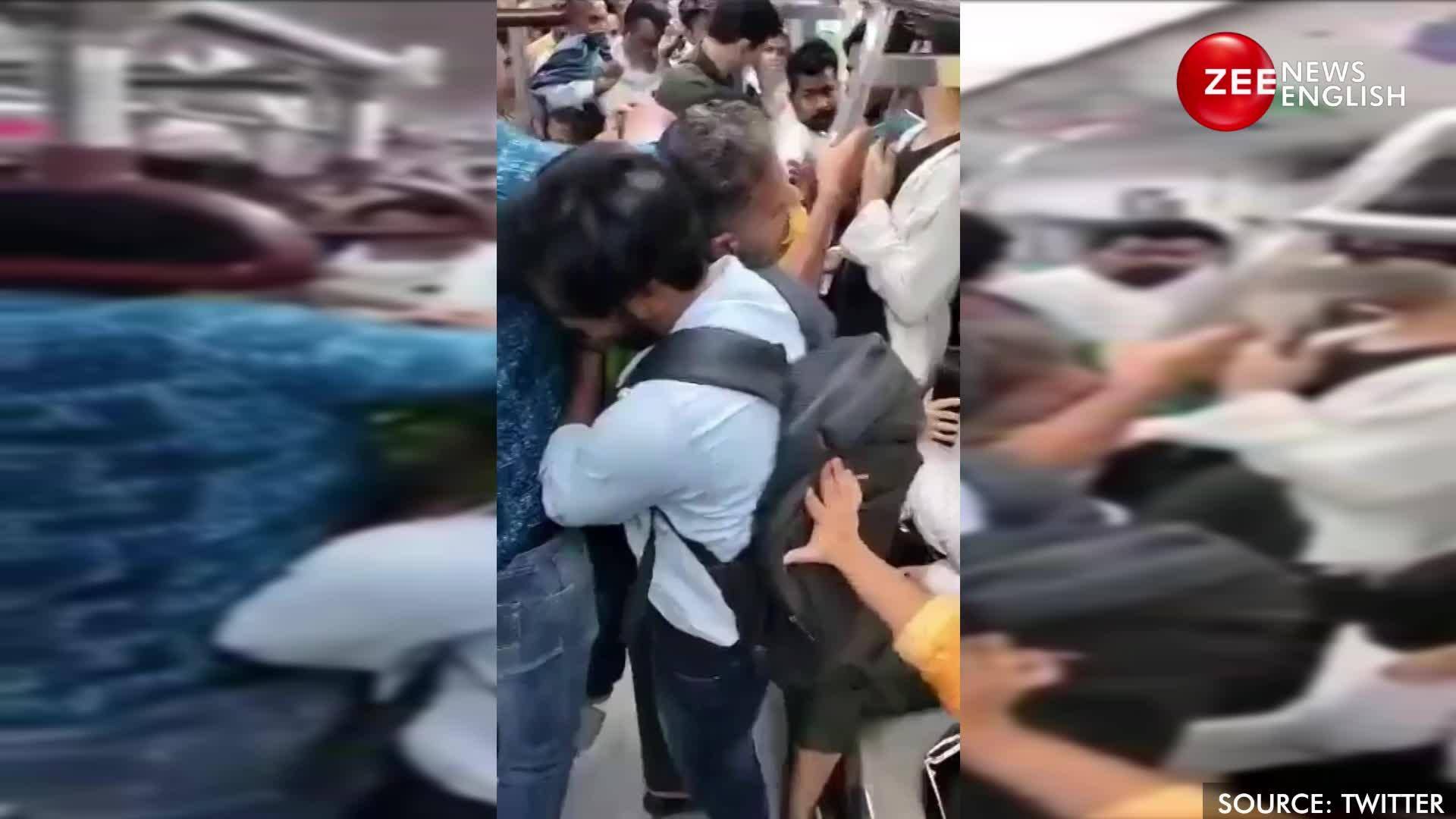 Fight Breaks Out Between 2 Men In Delhi Metro | Zee News