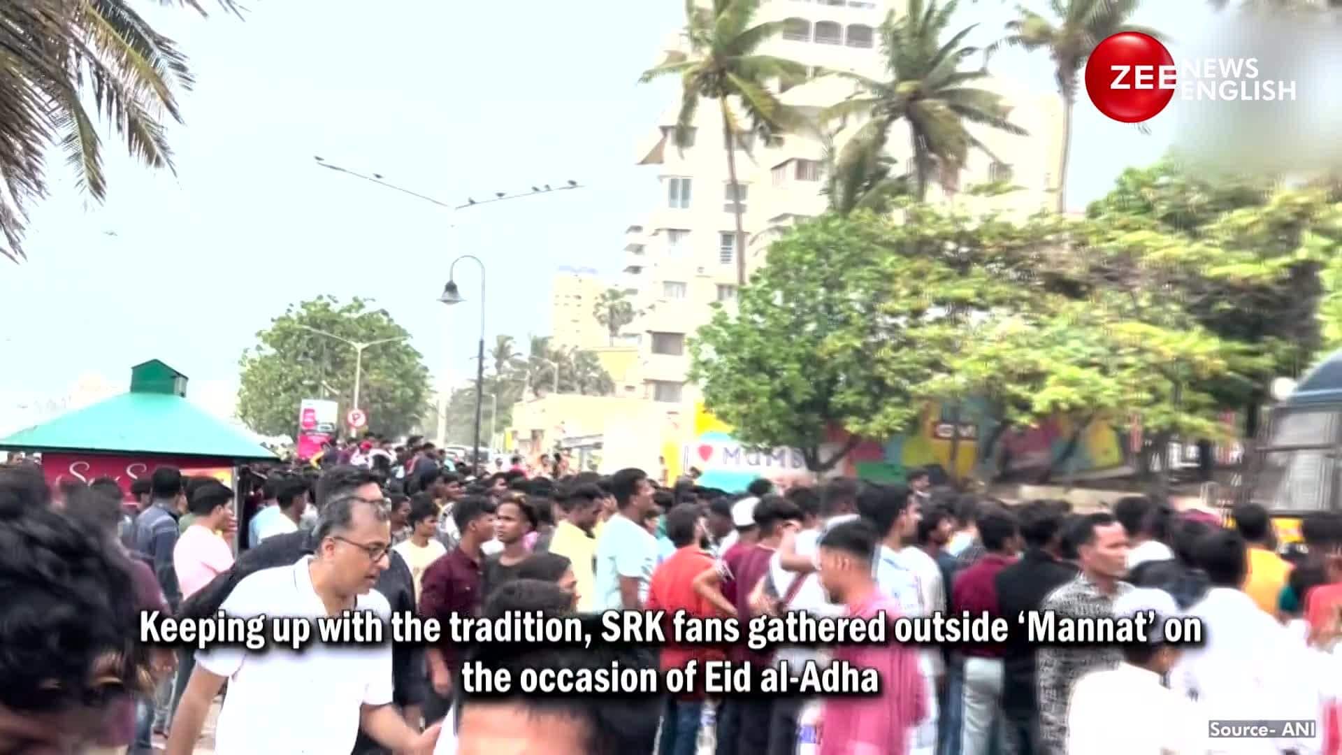 SRK admirers gather outside ‘Mannat’ on occasion of Eid | Zee News