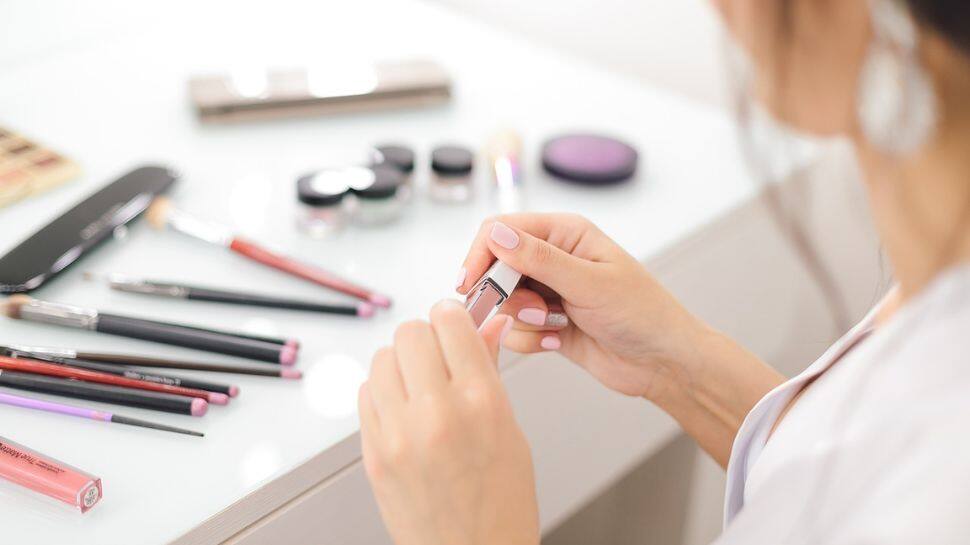 8 Tips To Achieve Smudge-Proof Makeup During Monsoon | News | Zee News