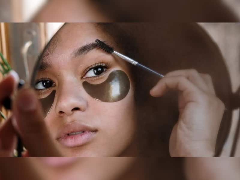 8 Tips To Achieve Smudge-Proof Makeup During Monsoon | News | Zee News