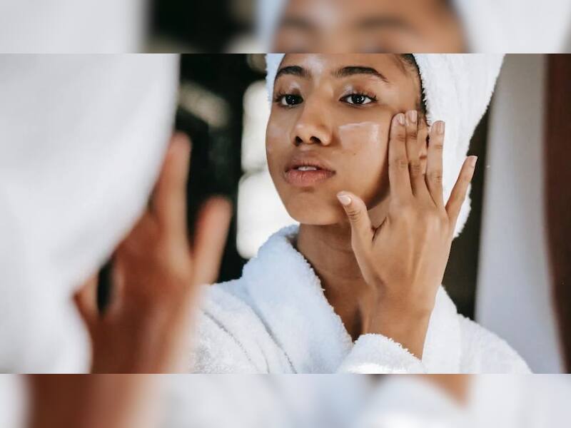 8 Tips To Achieve Smudge-Proof Makeup During Monsoon | News | Zee News