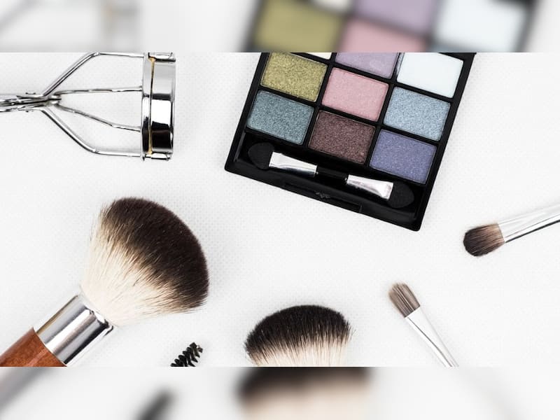 8 Tips To Achieve Smudge-Proof Makeup During Monsoon | News | Zee News