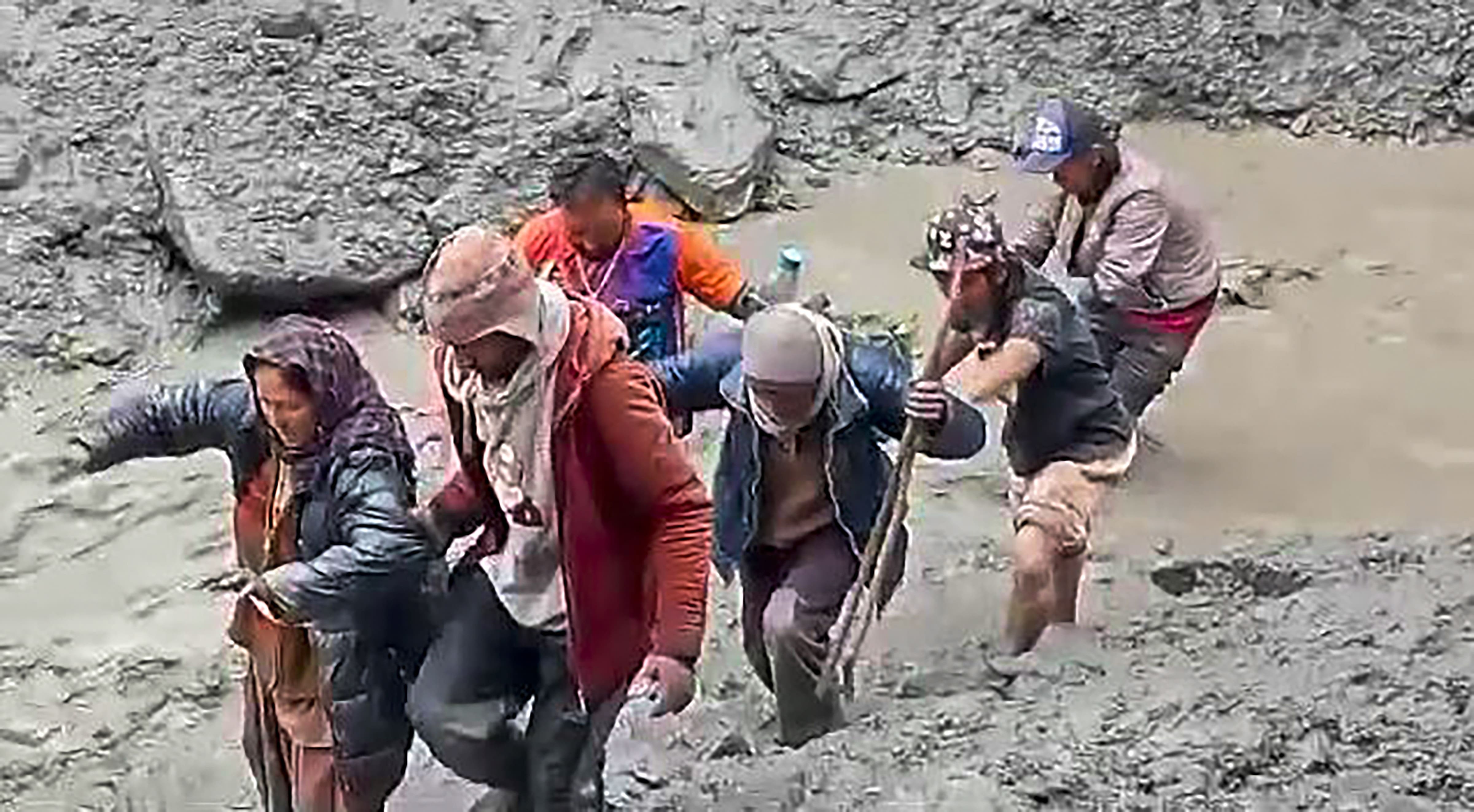 Amarnath Yatra suspended on the second day due to bad weather | Zee News