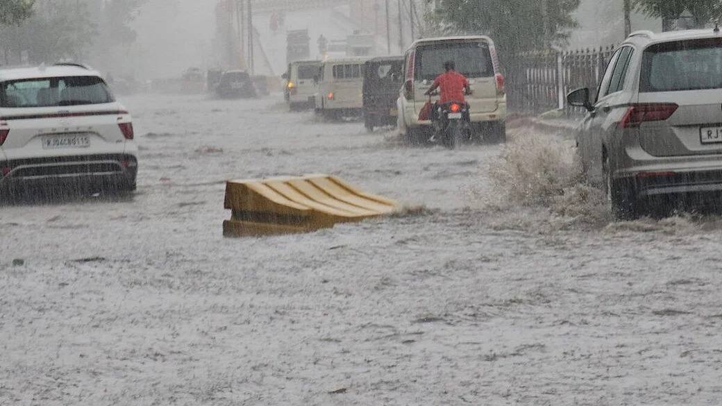 Delhi rain breaks record of 41 years, 155 mm of rain in 24 hours | Zee News