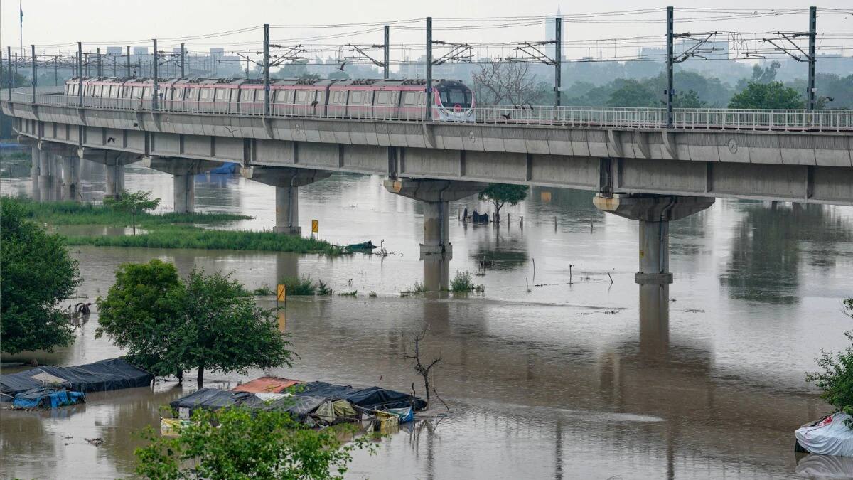 Jam Gate of ITO Barrage opened, water expected to reduce | Zee News