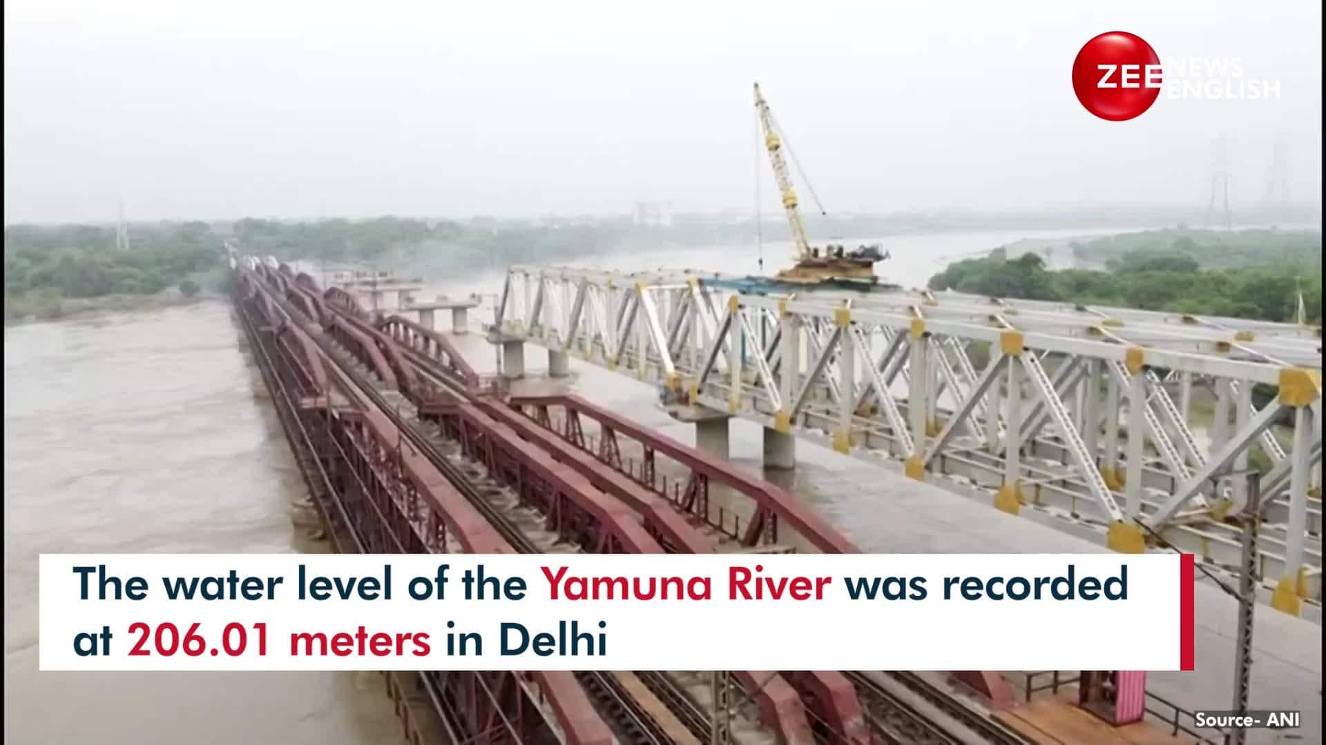 Delhi: Water level of Yamuna River continues to remain above danger mark | Zee News