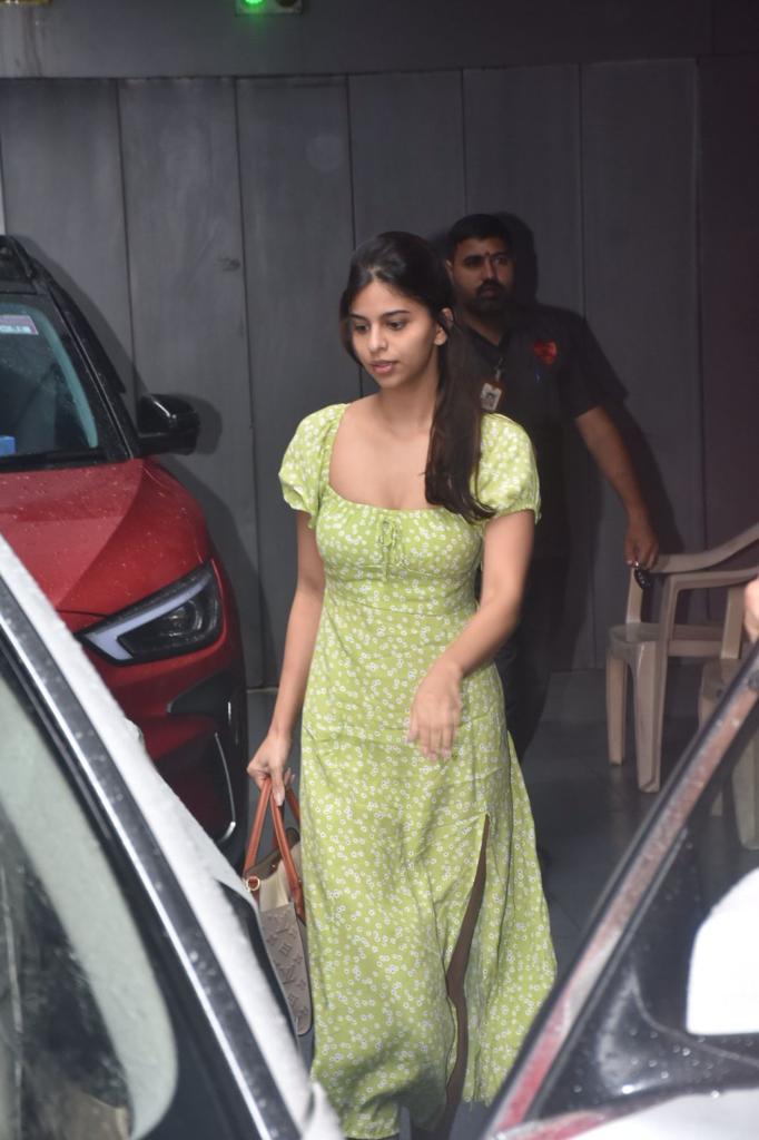 Suhana Khan Looks Chic And Sexy In Pastel-Colored Midi - Check Pics ...